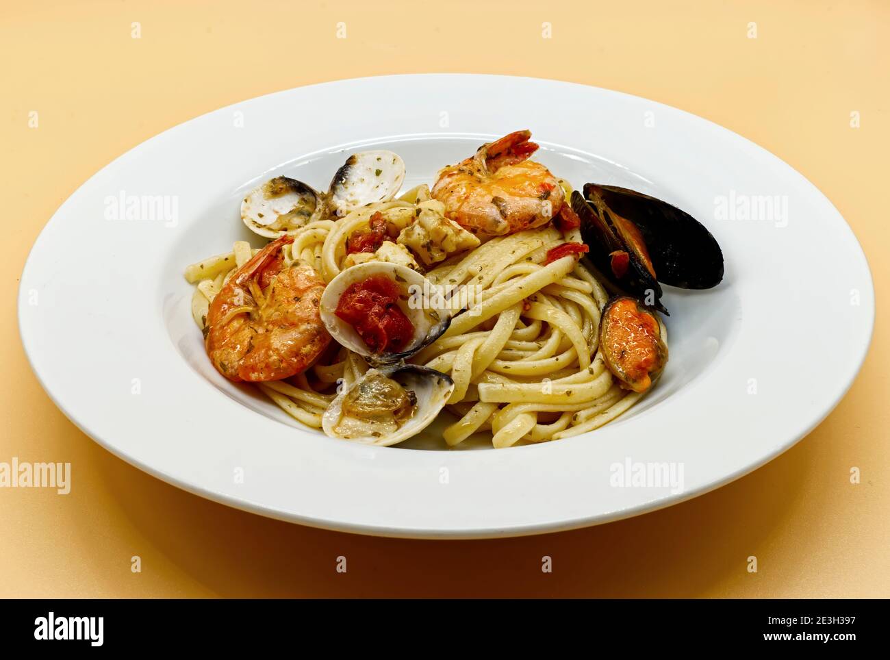 Italian dish seafood linguine hi-res stock photography and images - Alamy