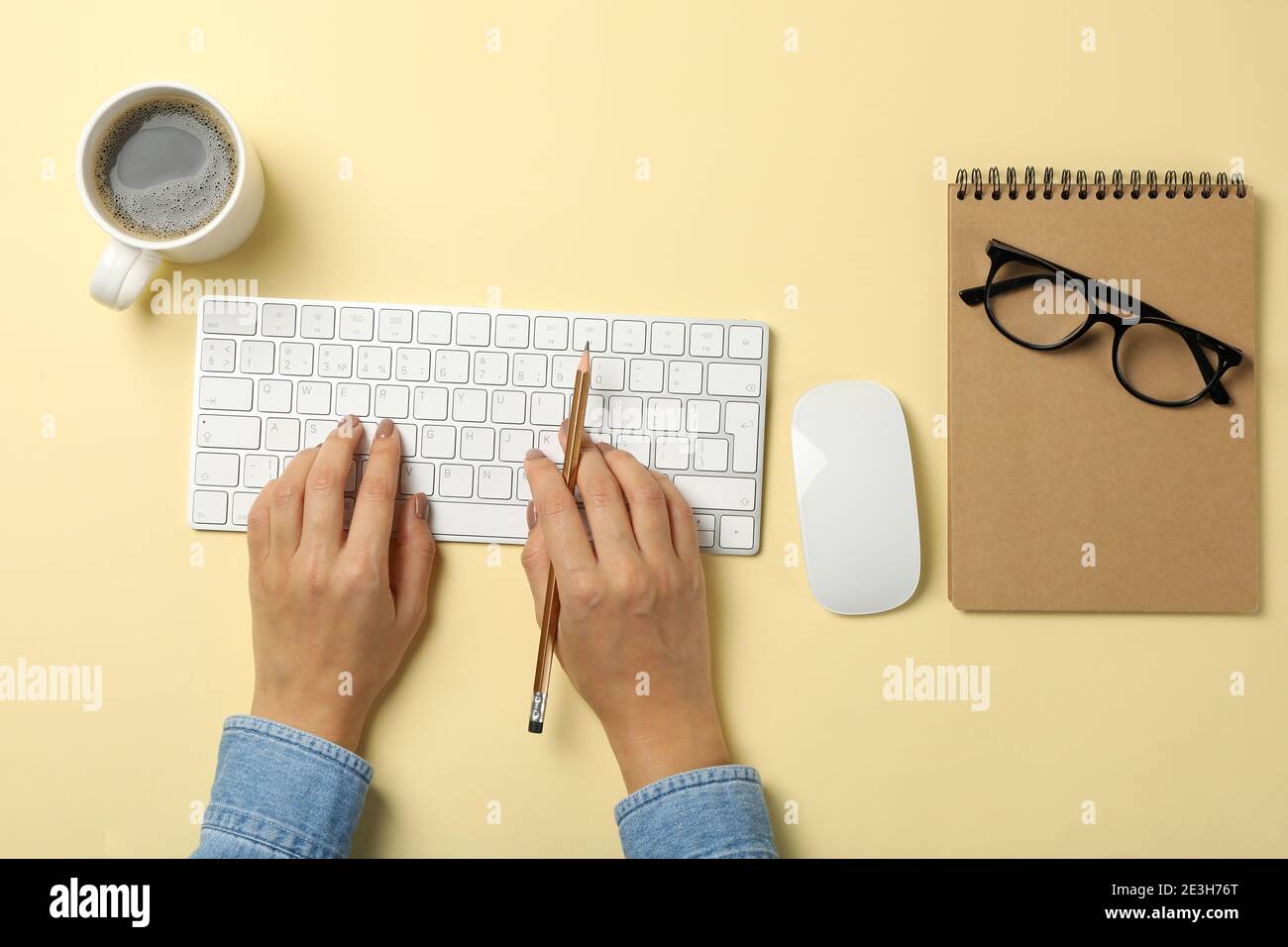 Beige computer keyboard hi-res stock photography and images - Alamy