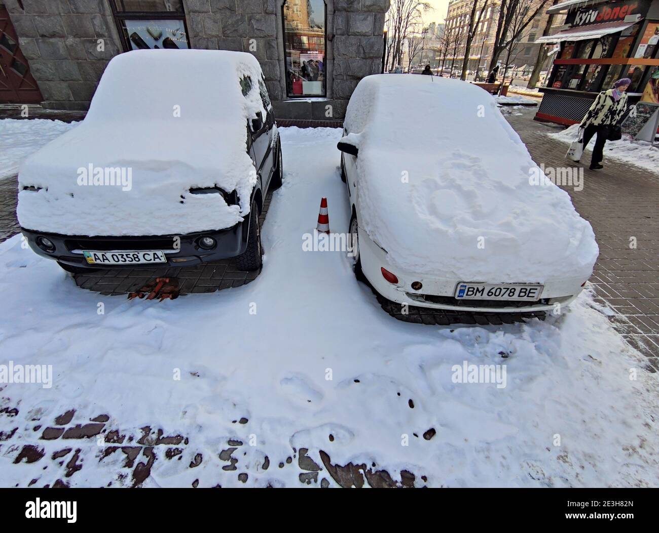 Non Exclusive: KYIV, UKRAINE - JANUARY 18, 2021 - Snow covers cars ...