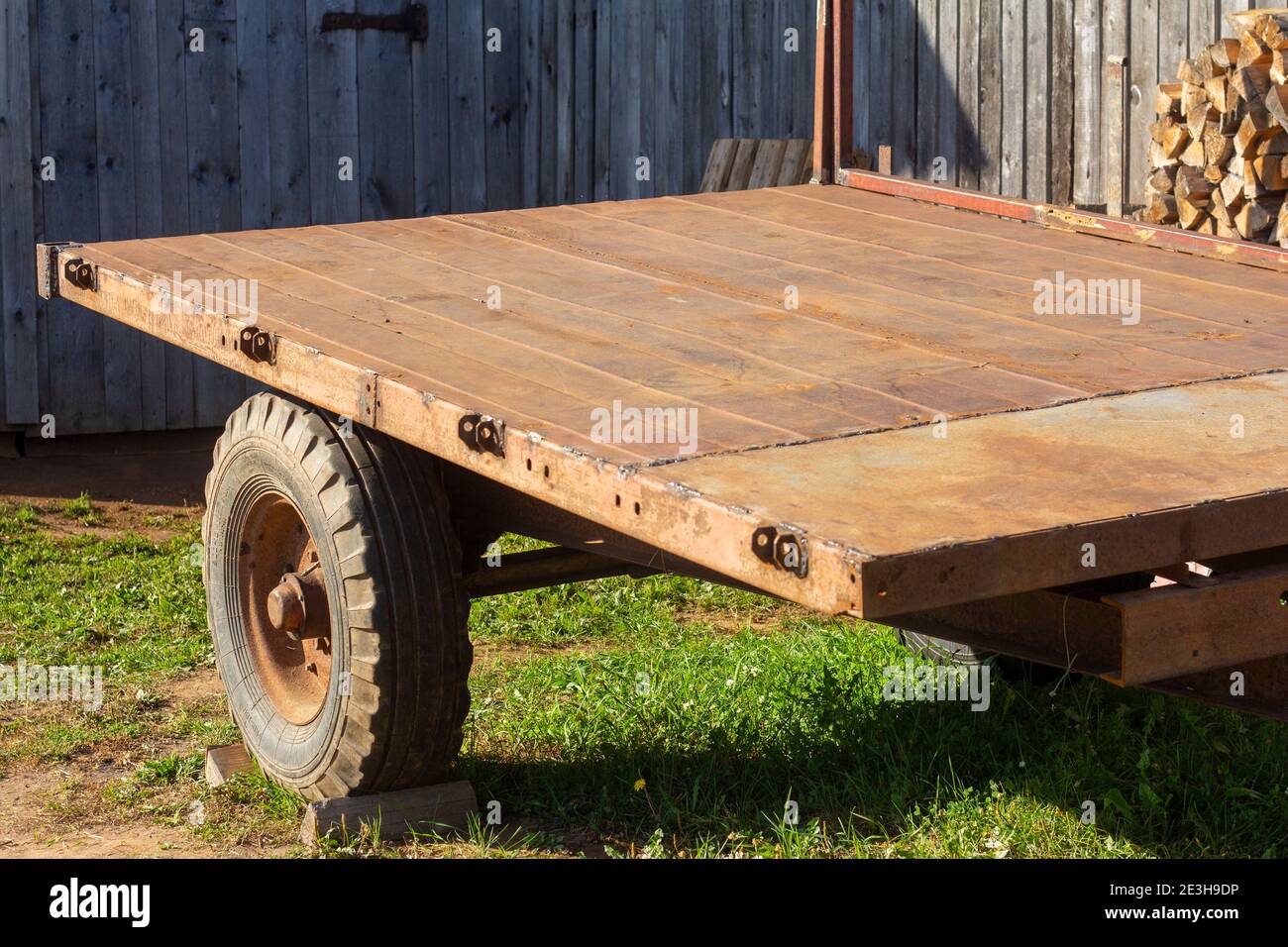 An old rusty cargo trailer stands still Stock Photo - Alamy