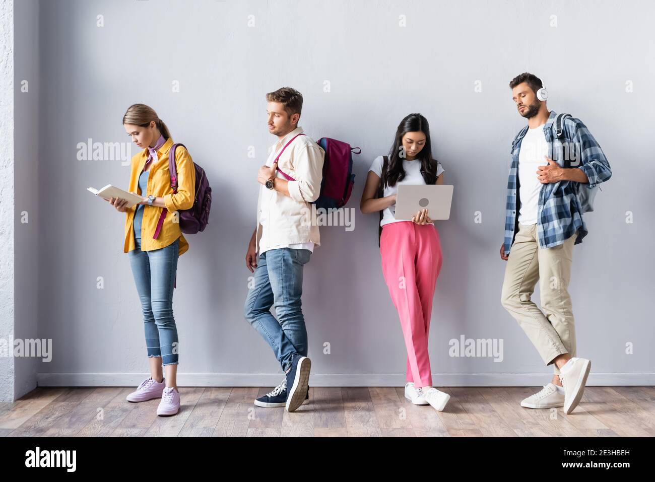 Students wait hi-res stock photography and images - Alamy