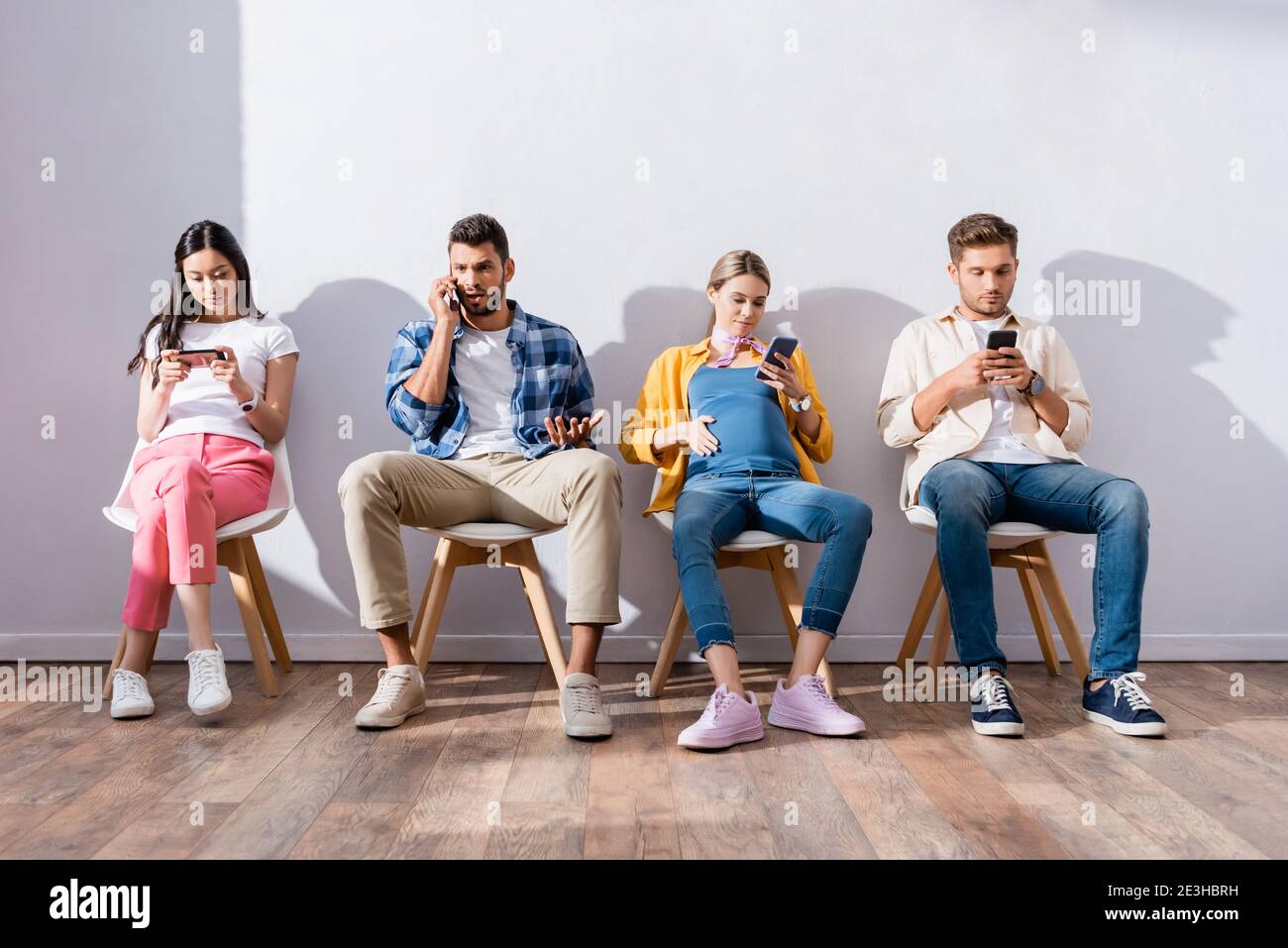 People using smartphones hi-res stock photography and images - Alamy