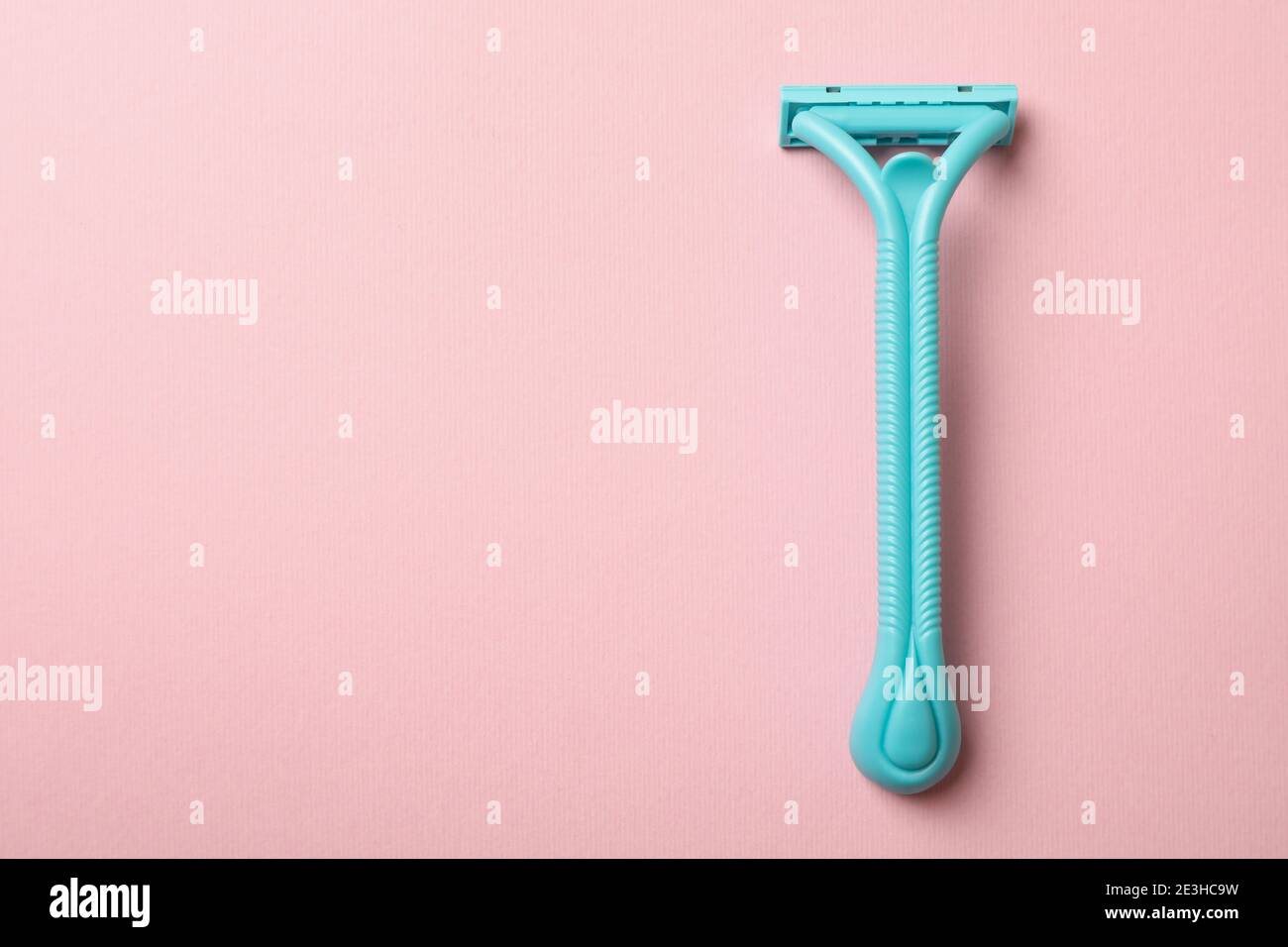 Mint razor on pink background, space for text Stock Photo - Alamy