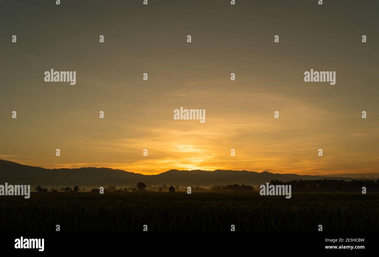 Sunrise countryside skyline hi-res stock photography and images - Alamy