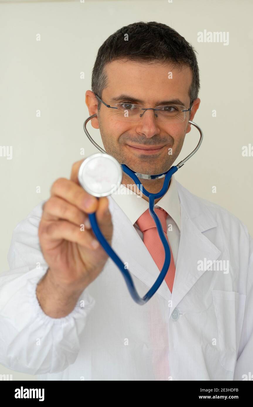 Doctor physical exam hi-res stock photography and images - Alamy