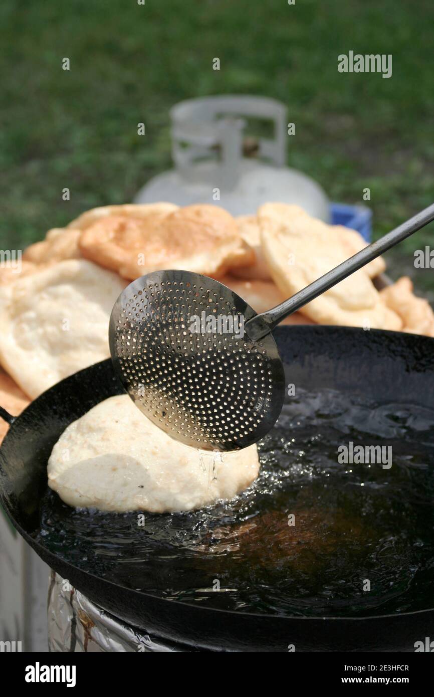Deep frying indian bread puri Stock Photo - Alamy