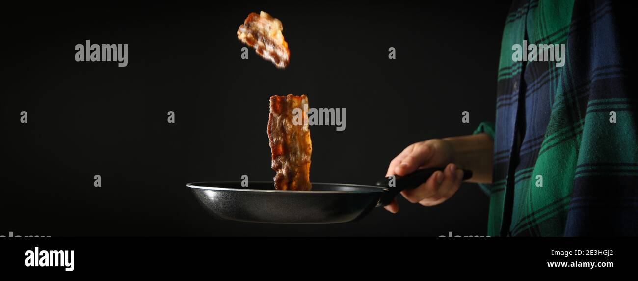 Frying streaky bacon hi-res stock photography and images - Alamy