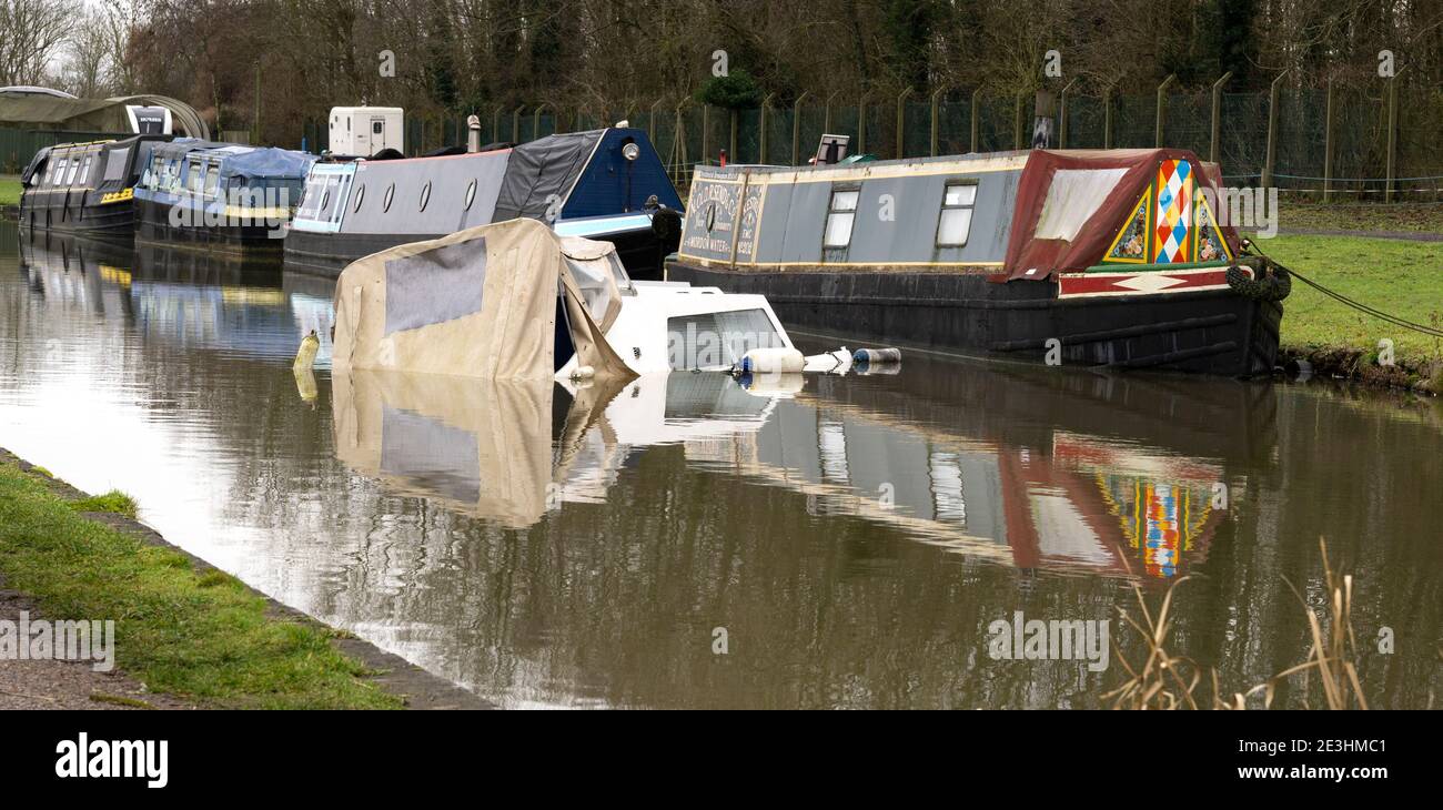 Sunk canal boats hi-res stock photography and images - Alamy