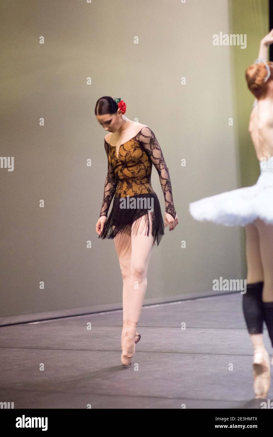 Dancer in the wings prepares for performance Stock Photo - Alamy