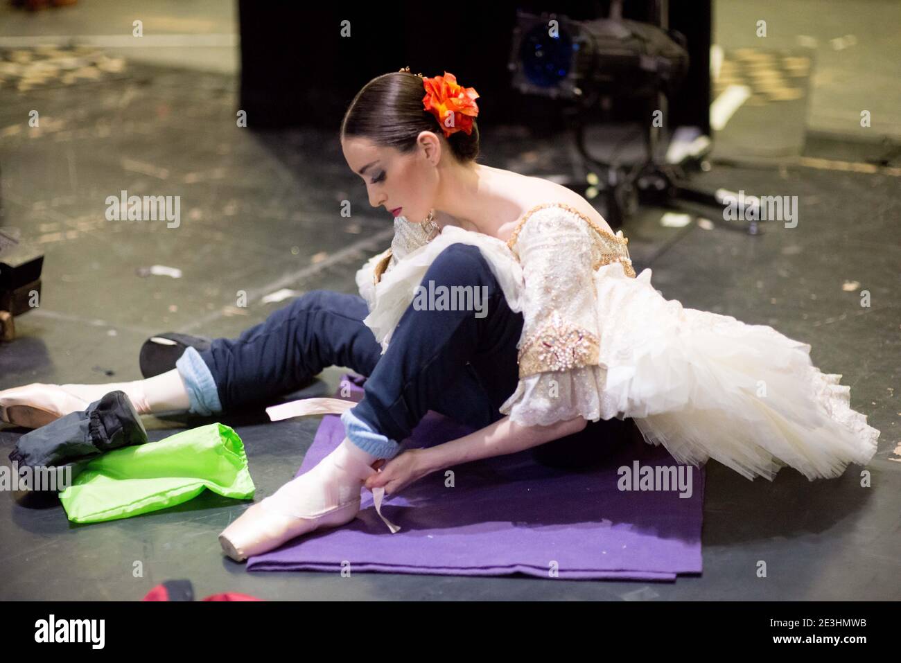 Dancer in the wings prepares for performance Stock Photo - Alamy