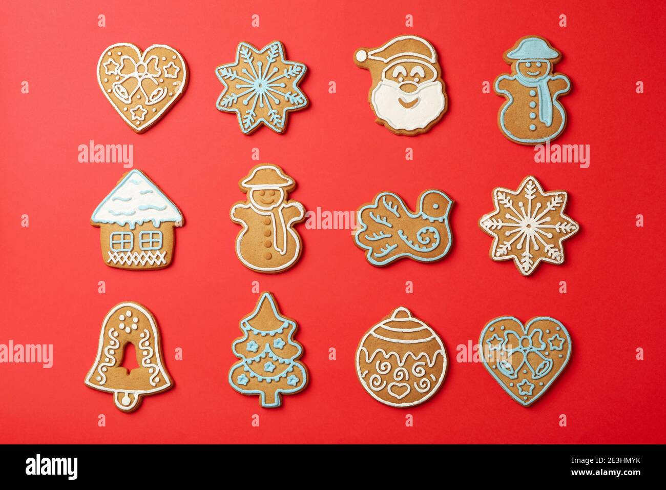 Flat lay with tasty Christmas cookie on red background Stock Photo - Alamy