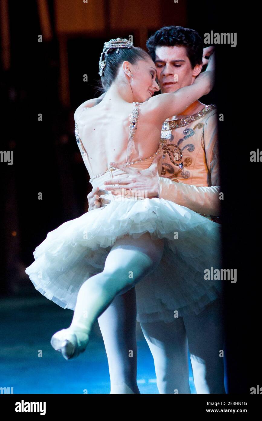 Male ballet duet hi-res stock photography and images - Alamy