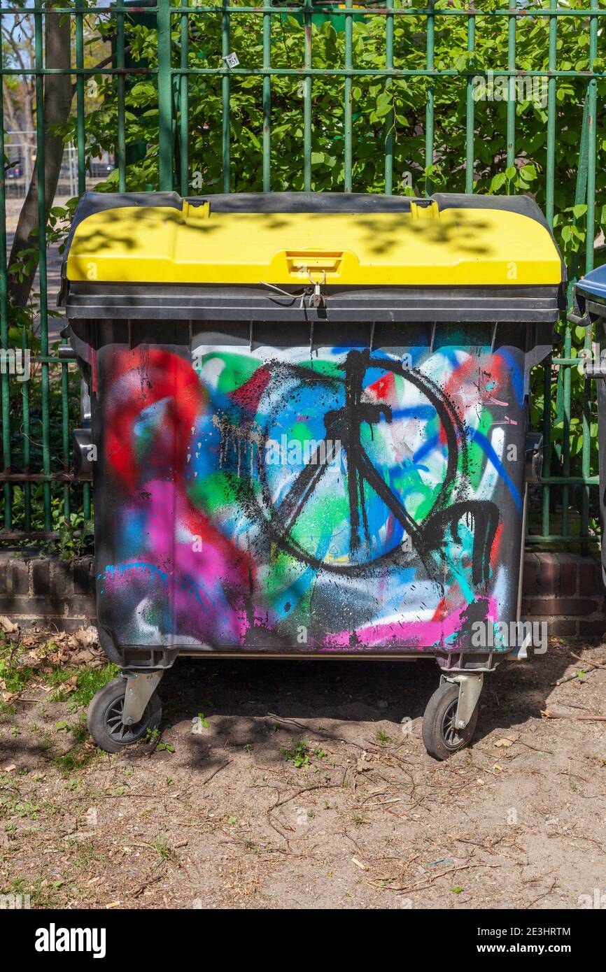 Painted garbage cans hi-res stock photography and images - Alamy