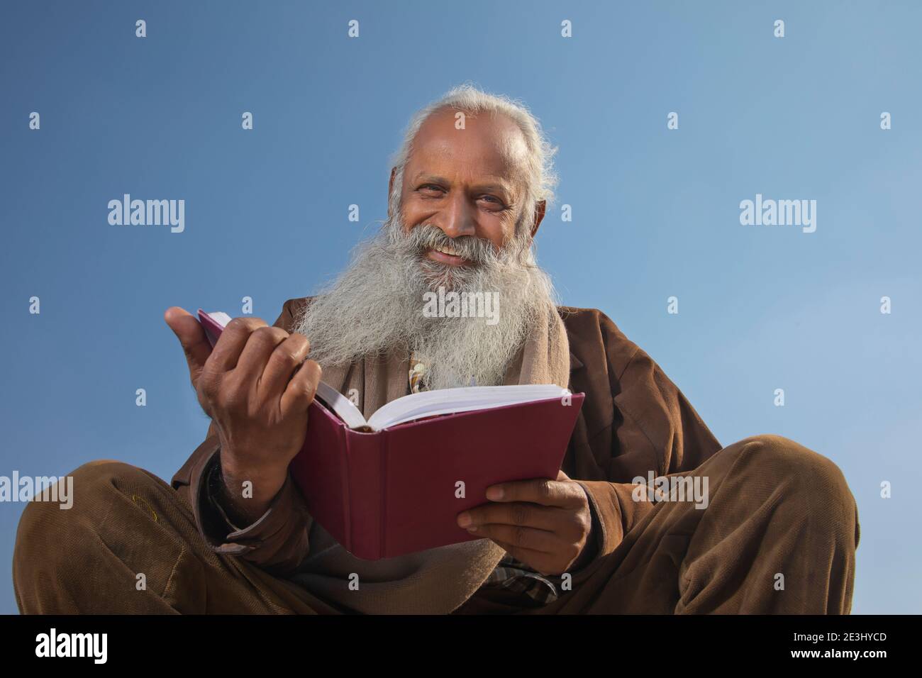 Old man reading book hi-res stock photography and images - Alamy