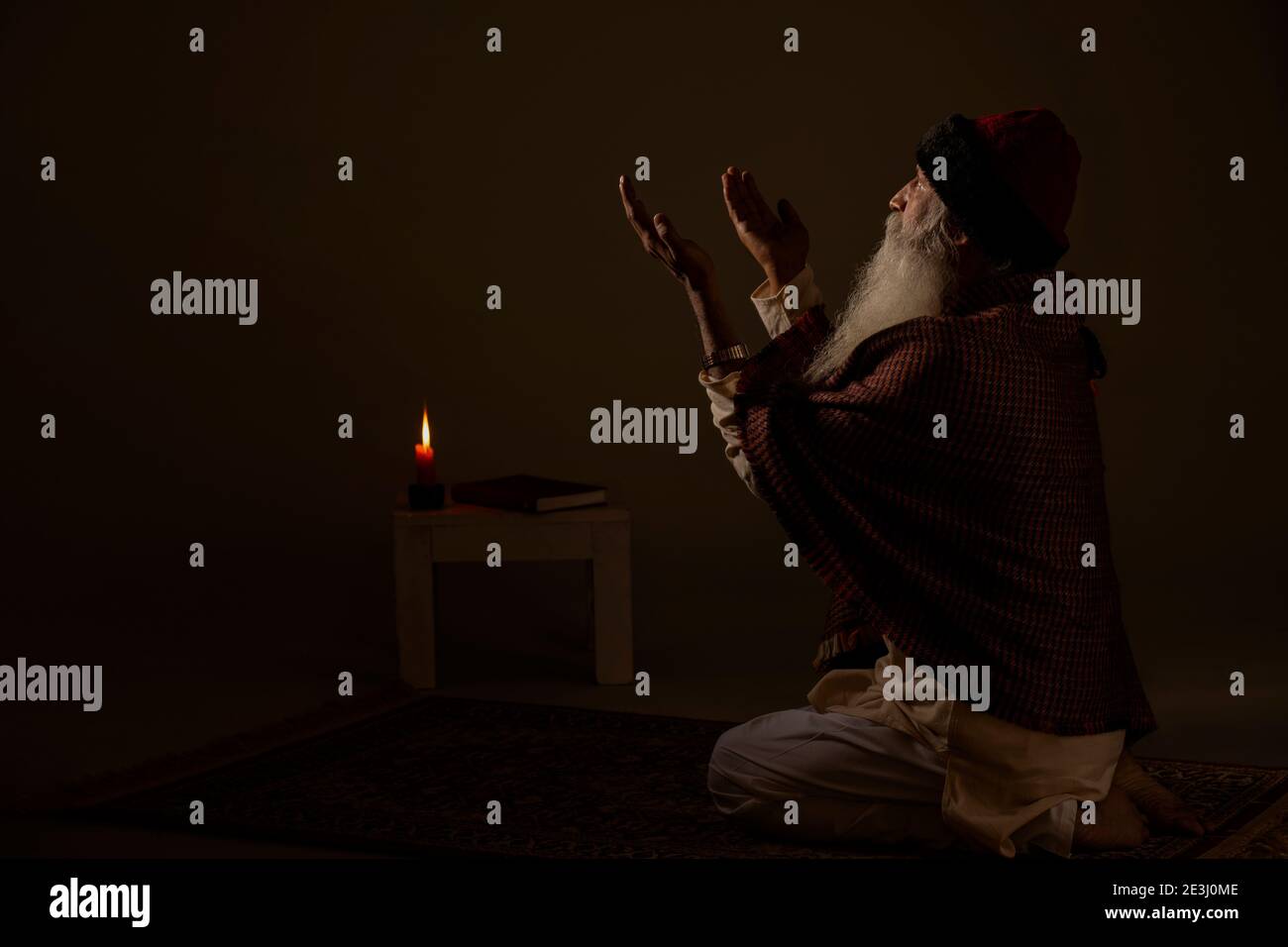 Old man with cap hi-res stock photography and images - Alamy