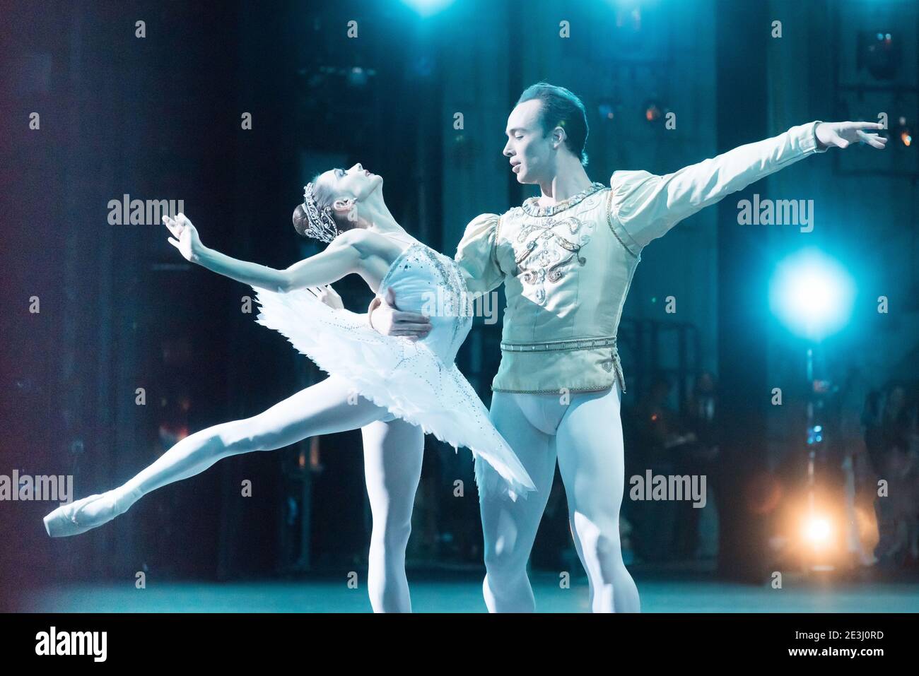 Ballet couple in pas de deux duet Stock Photo - Alamy