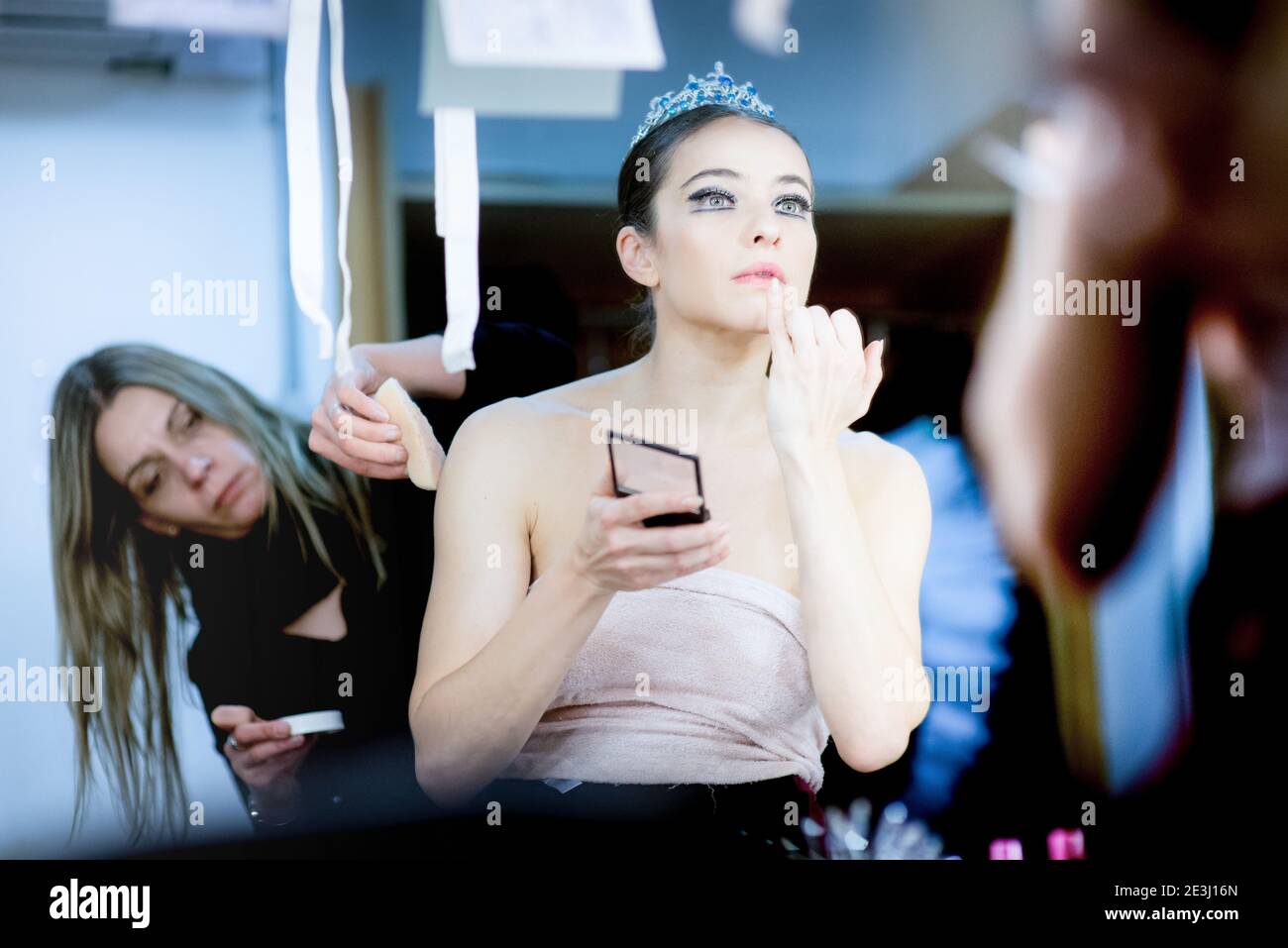 Performing artistes waiting hi-res stock photography and images - Alamy