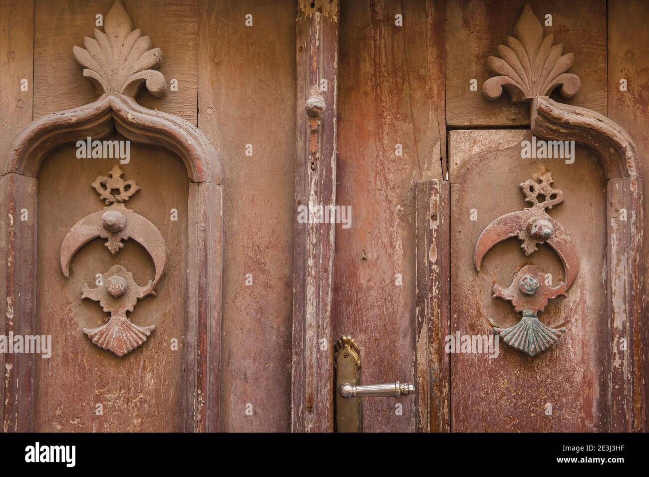 Bahrain, Manama, Bahrain souk, Carved wooden door Stock Photo - Alamy