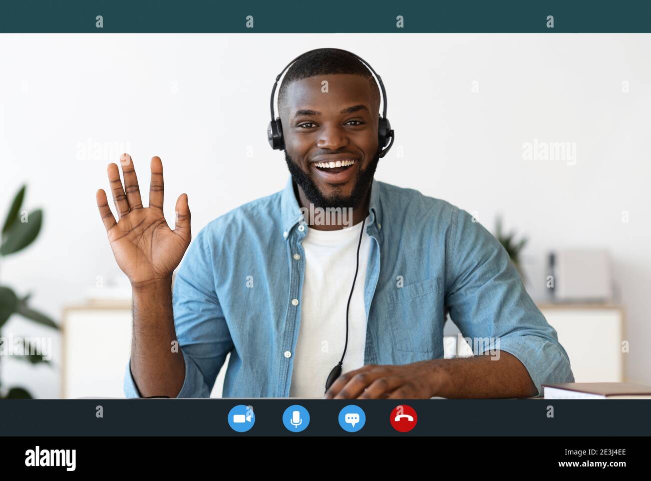 Man headset office screen hi-res stock photography and images - Alamy