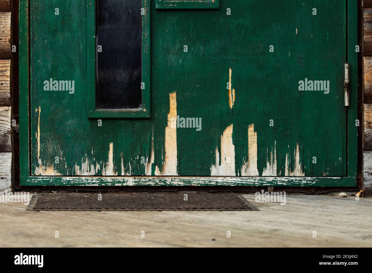 Broken door. Bad veneer. Bad glue. Bad woodworking job Stock Photo - Alamy