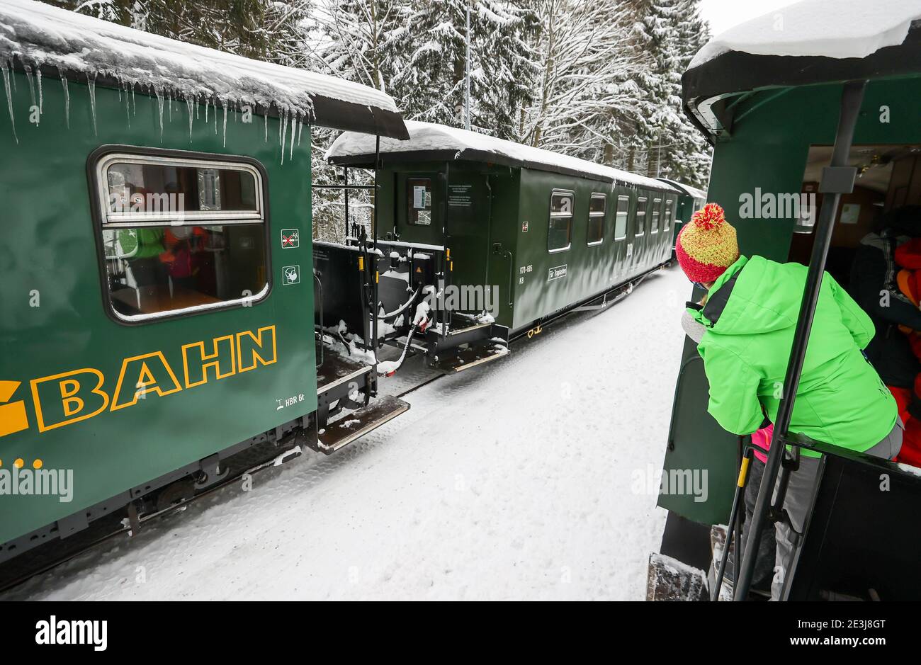 Oncoming locomotive hi-res stock photography and images - Alamy