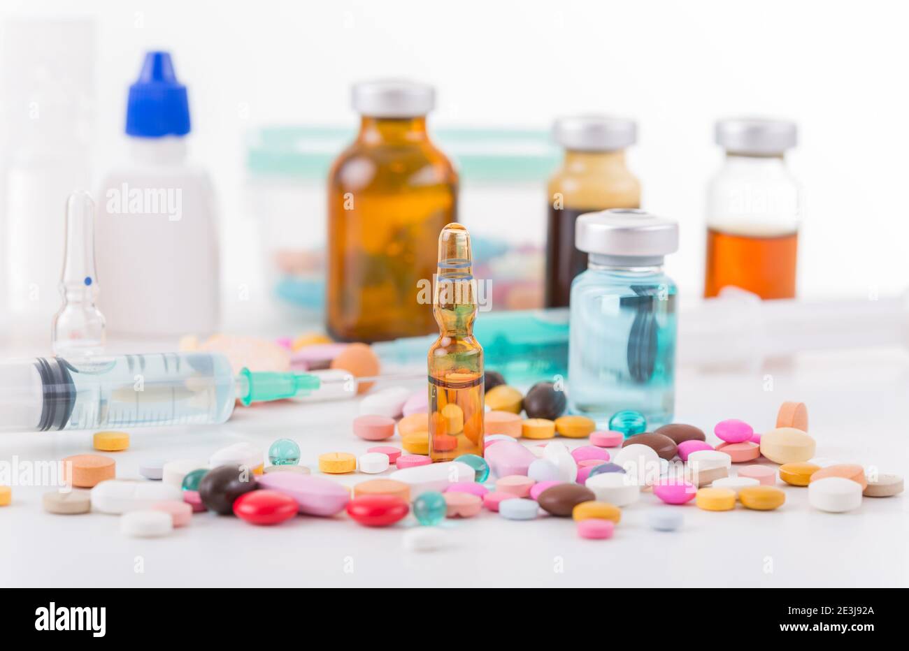 Heap medical tablets syringe hi-res stock photography and images - Alamy