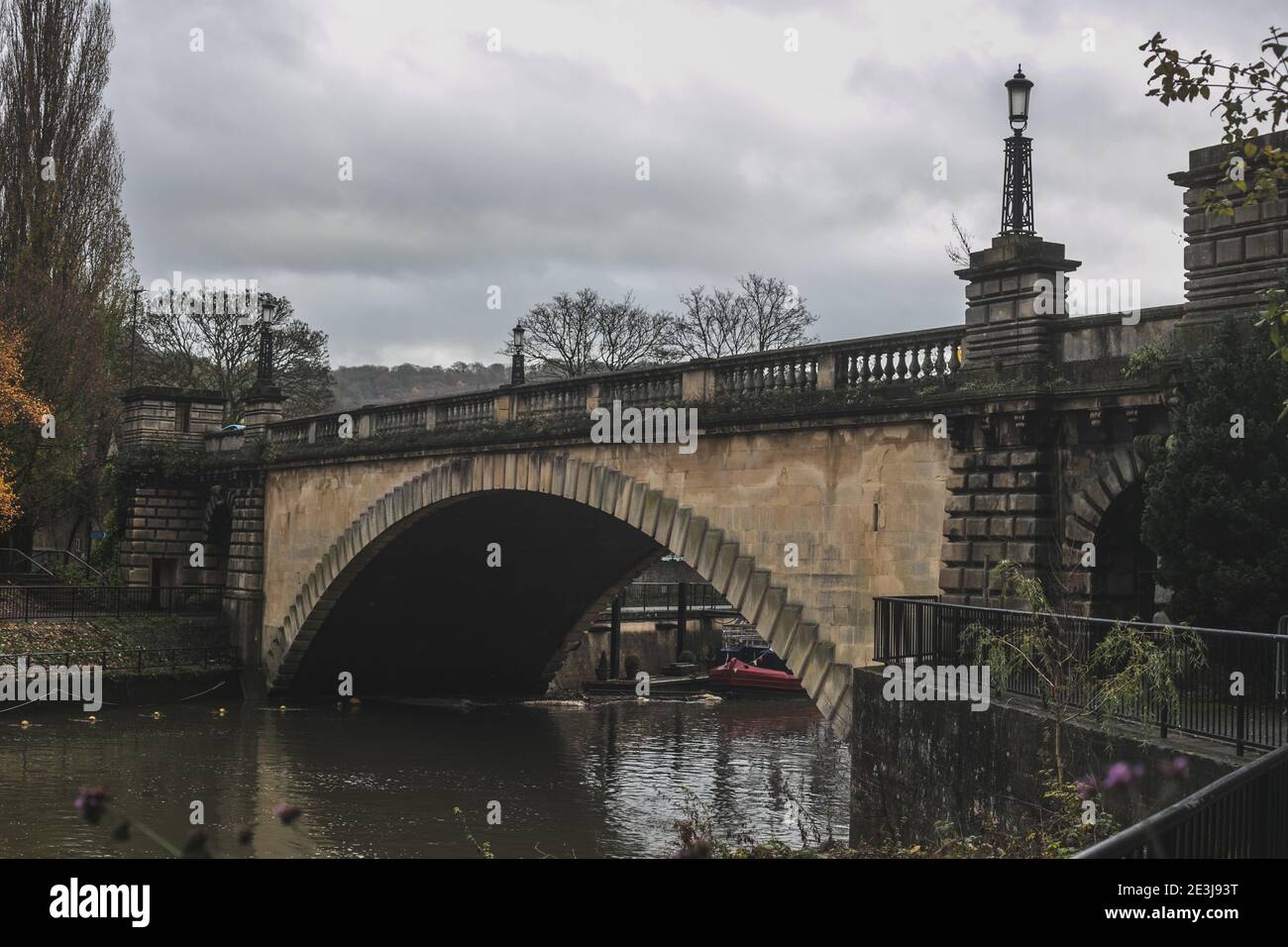 View of Bath Crossover Bridge and River Avon from the riverbank at ...