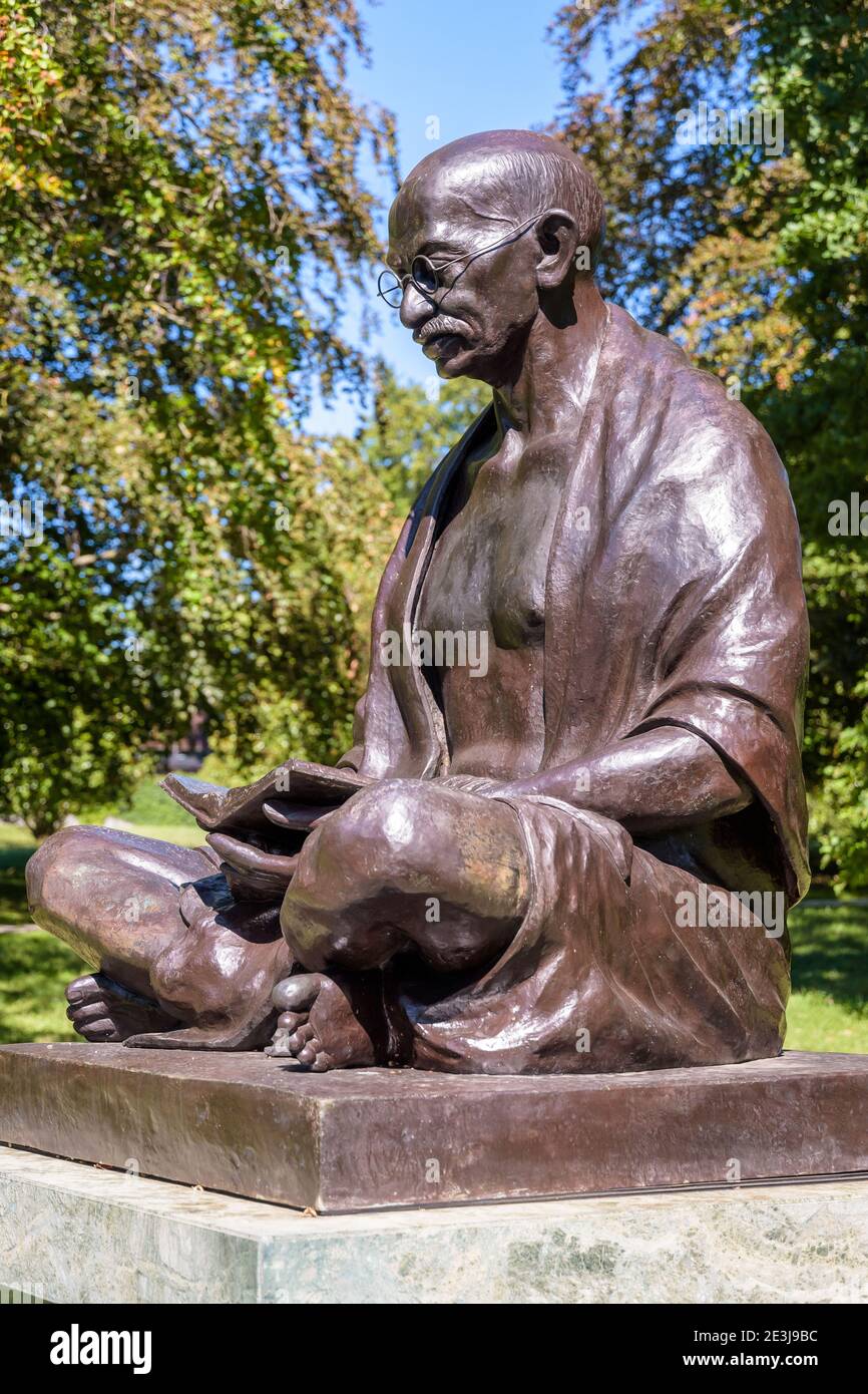 The sitting statue of Gandhi in the Ariana park in Geneva Stock Photo ...