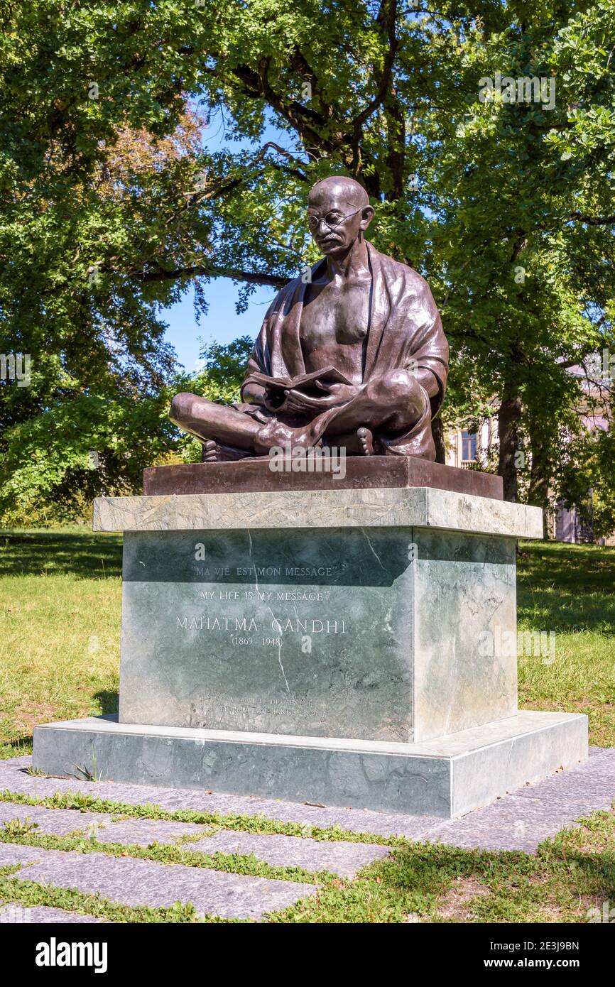 The sitting statue of Gandhi in the Ariana park in Geneva Stock Photo ...