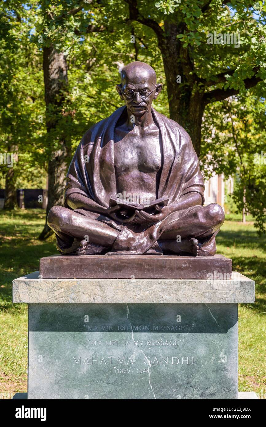 The sitting statue of Gandhi in the Ariana park in Geneva Stock Photo ...