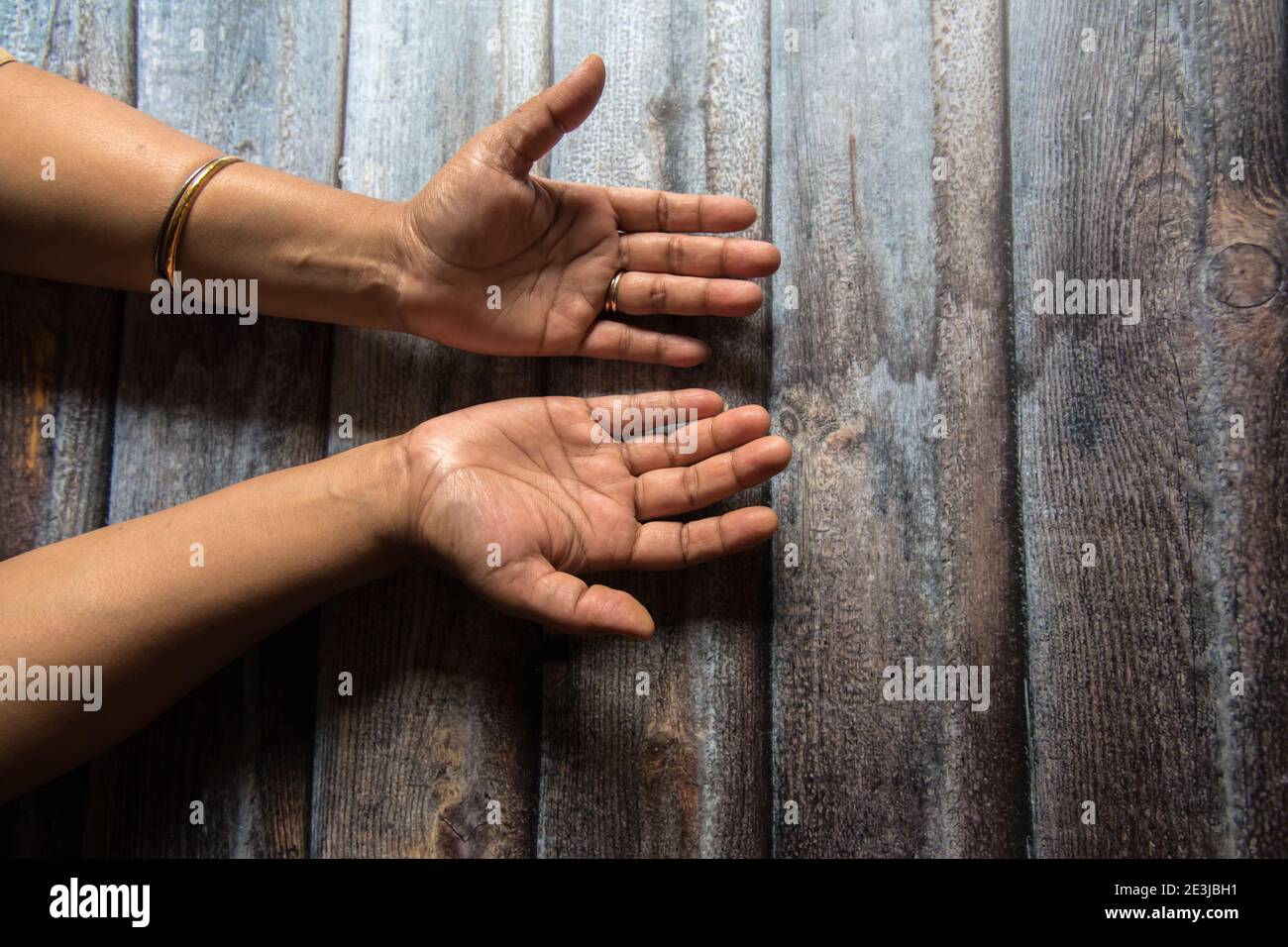 Two old dry hands hi-res stock photography and images - Alamy