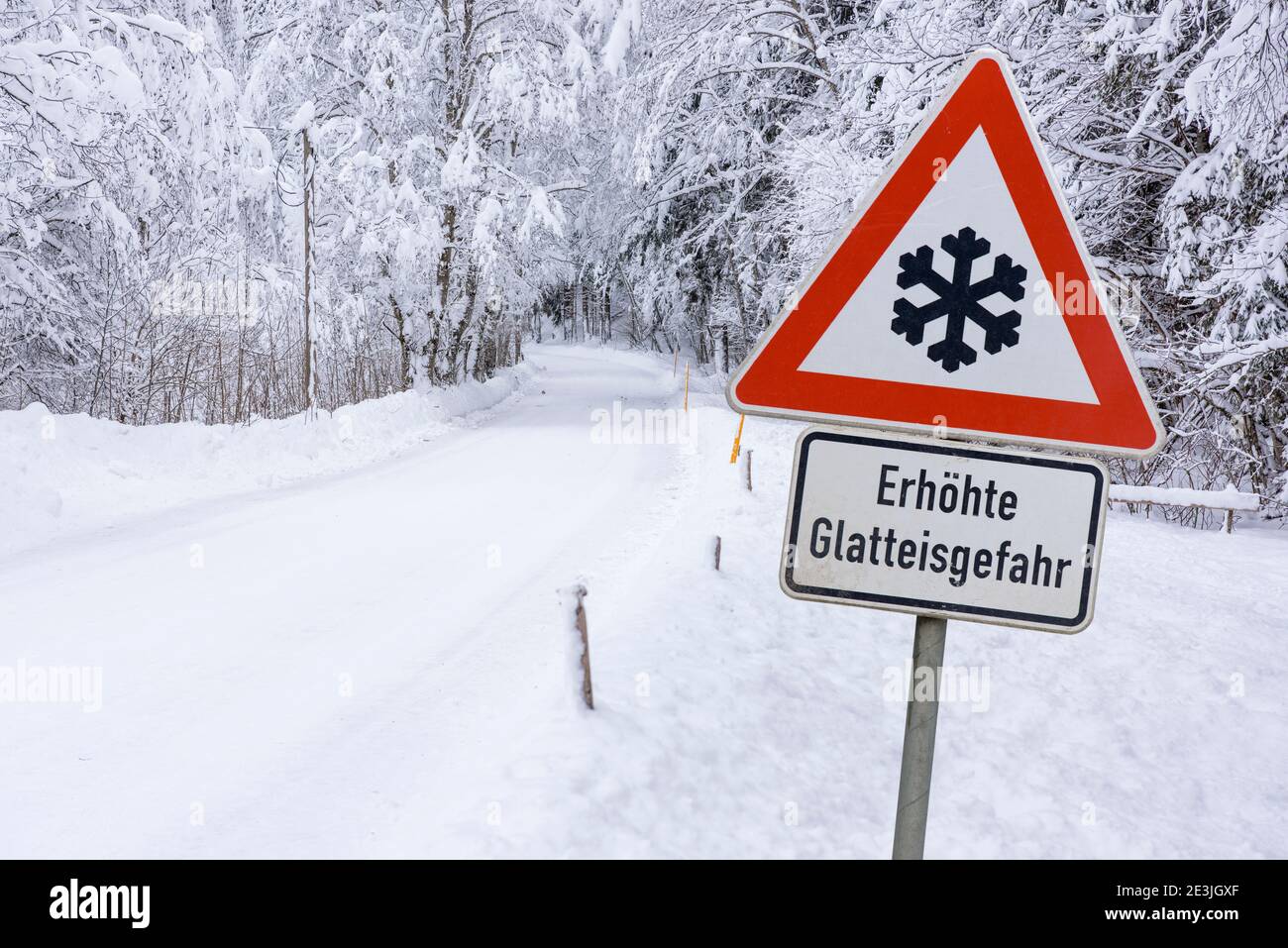 Risk of ice warning sign hi-res stock photography and images - Alamy