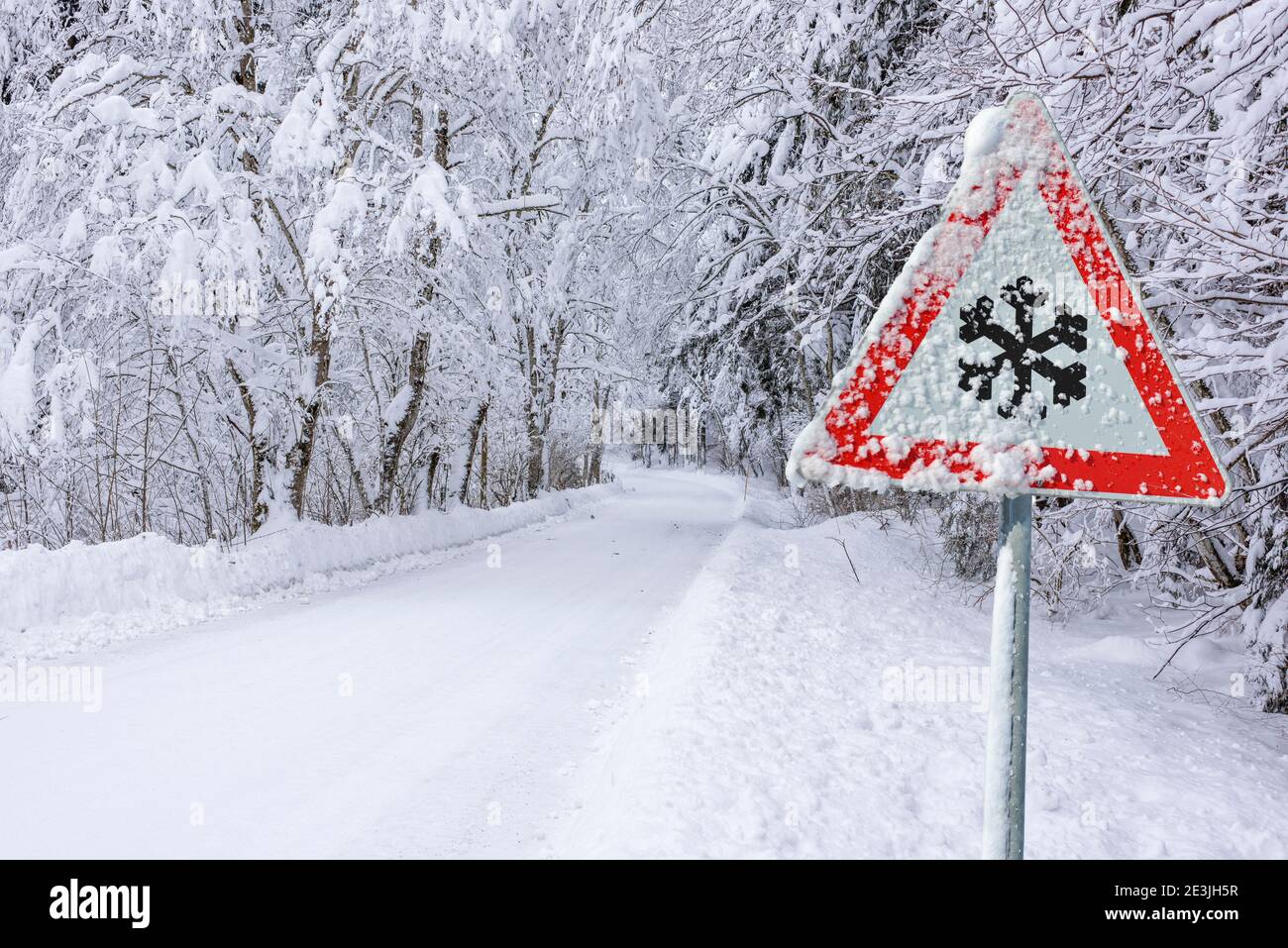 Snow road sign hi-res stock photography and images - Alamy