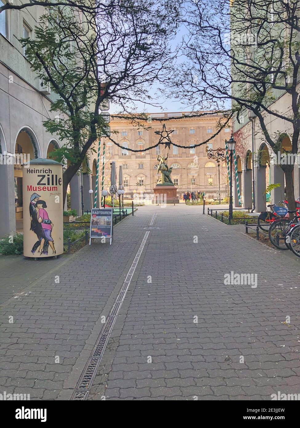 Famous alley hi-res stock photography and images - Alamy