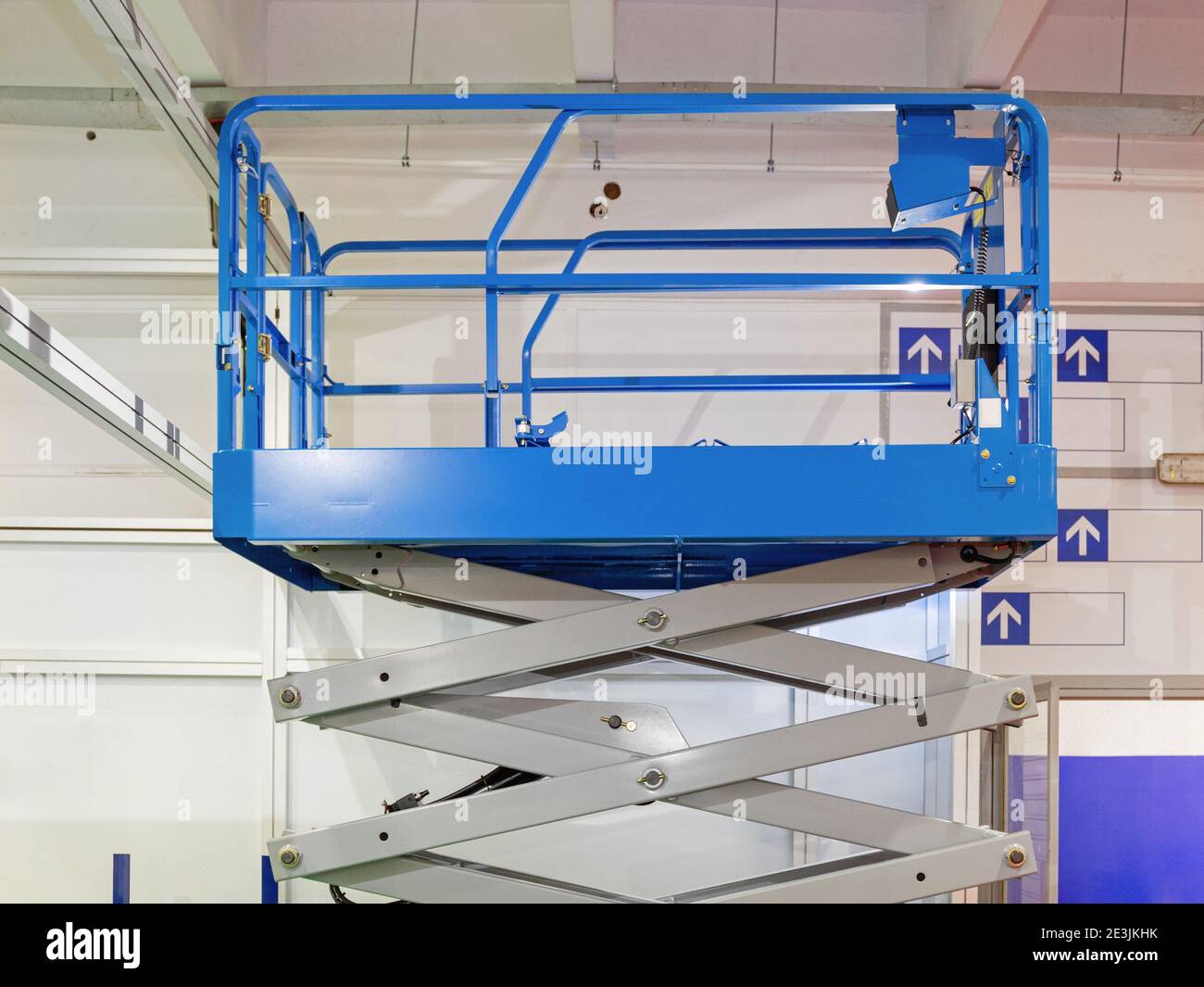 Elevated work platform hi-res stock photography and images - Alamy