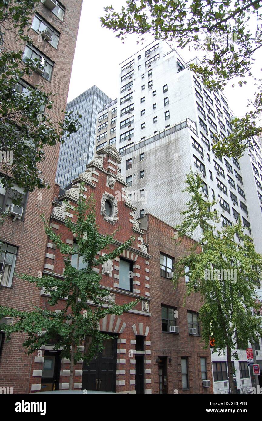 flats in skyscraper in New York City USA street tall old style big ...