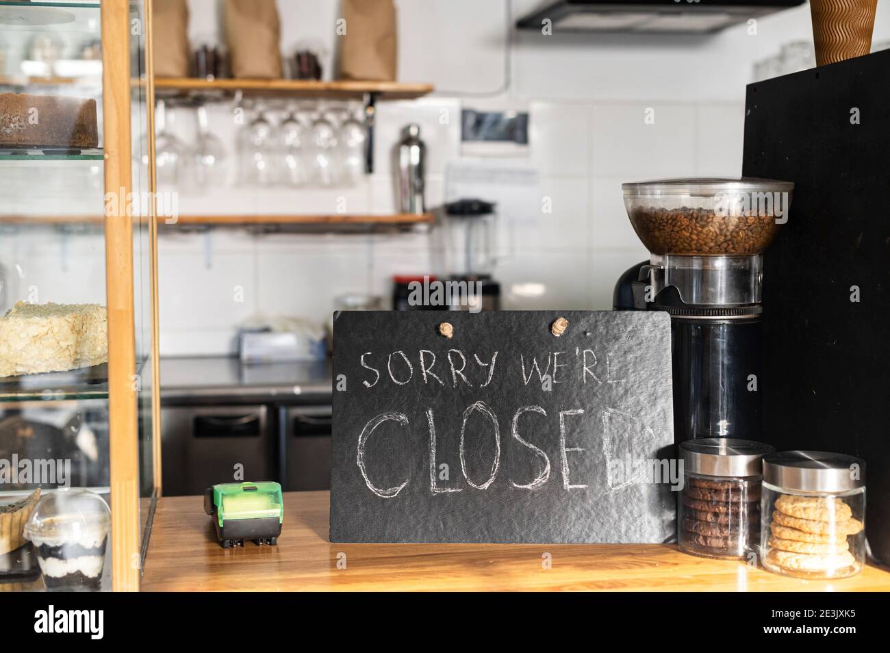 Closed sign board on the empty cafe Stock Photo - Alamy