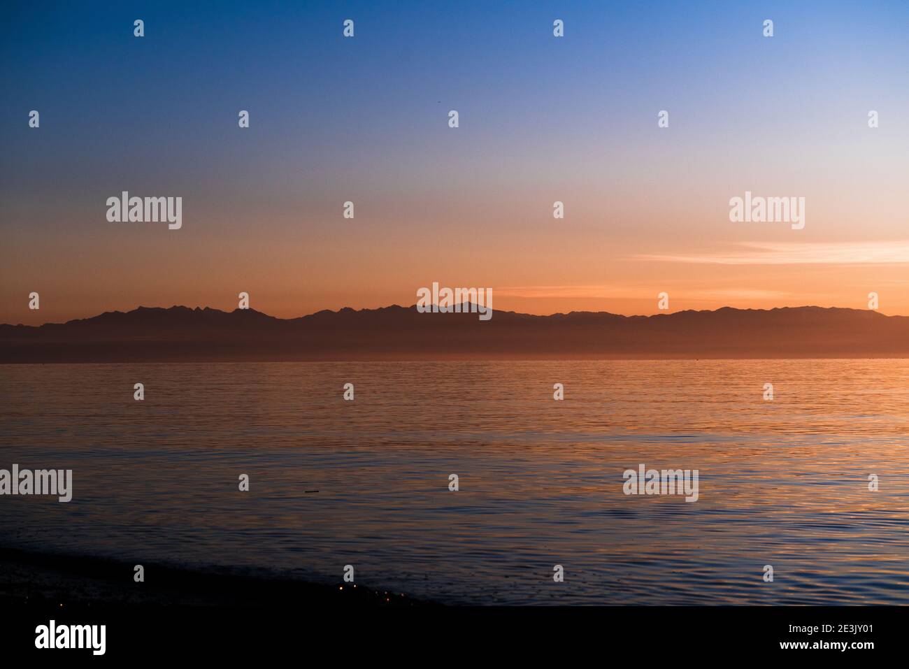 Sunset over the Olympic Mountains on the shores of Puget Sound Stock ...