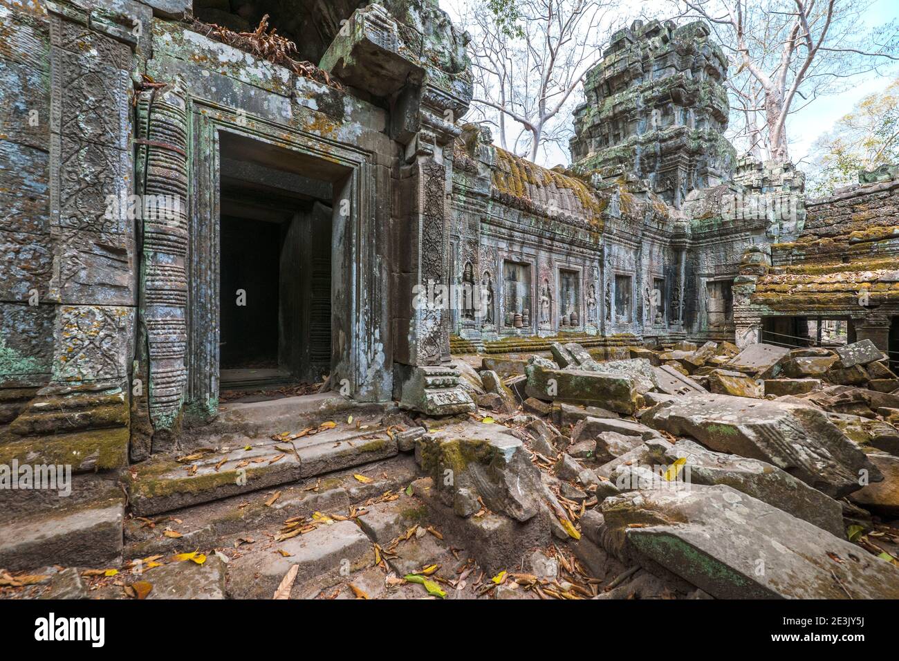 abandoned temple at the ancient ruins of Angkor Wat Stock Photo - Alamy