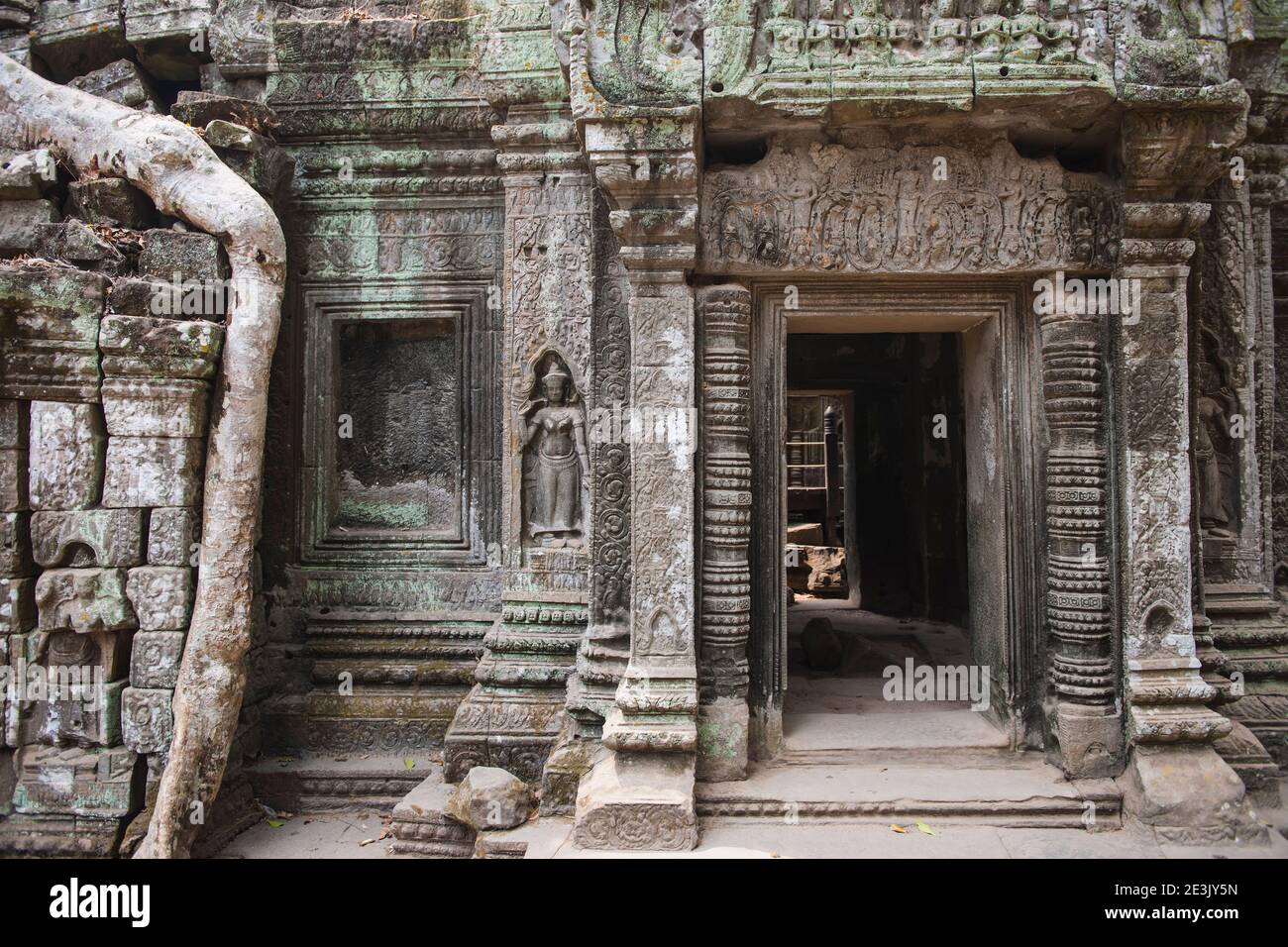 entrance to a temple at the ancient ruins of Angkor Wat Stock Photo - Alamy