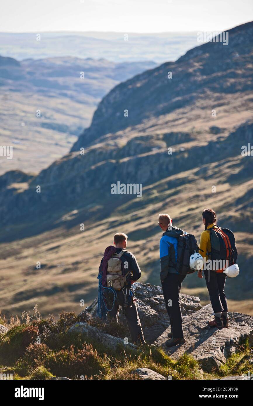 group of rock climbers at viewpoint on Tryfan in North Wales Stock ...