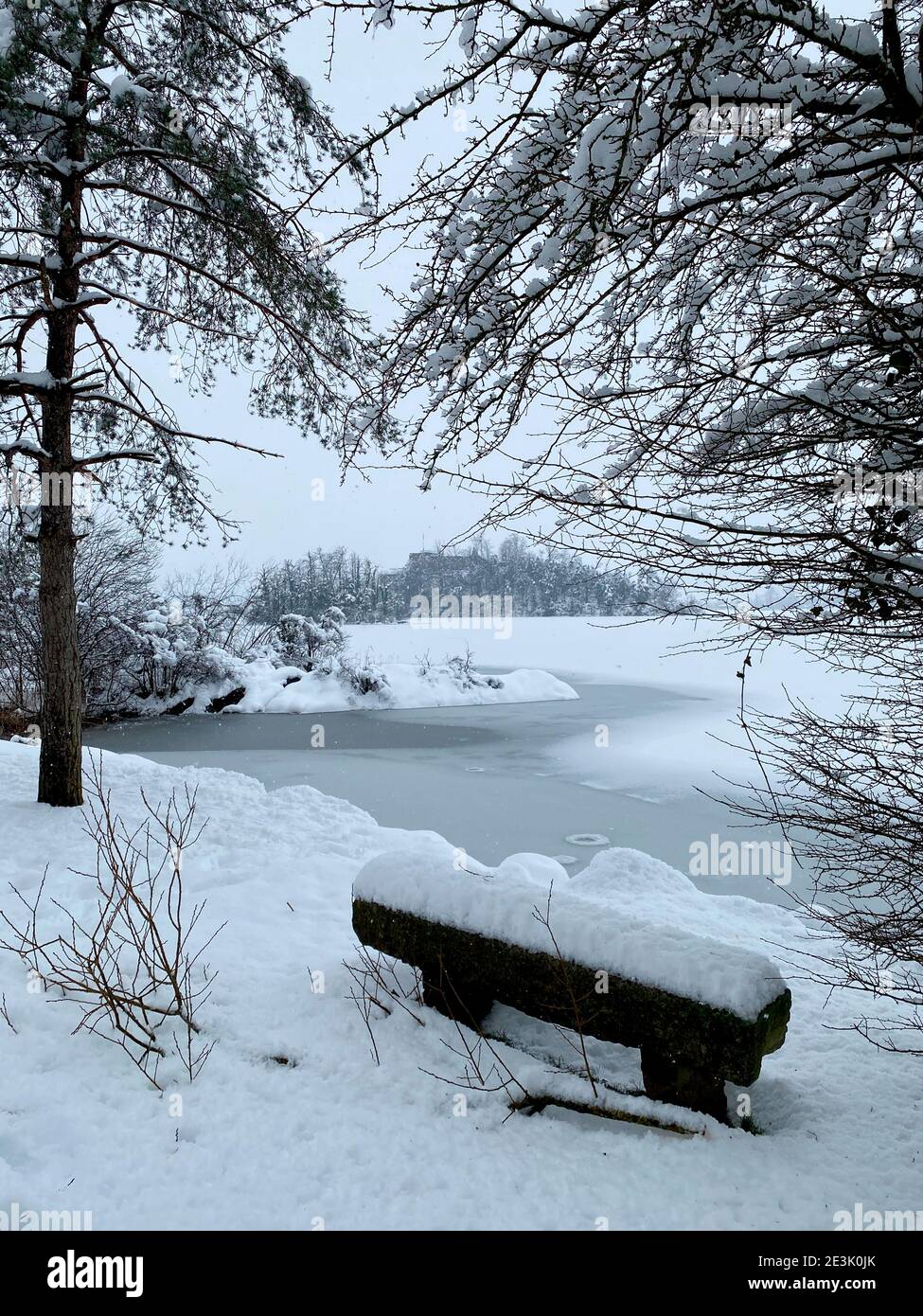 Part frozen lake hi-res stock photography and images - Alamy