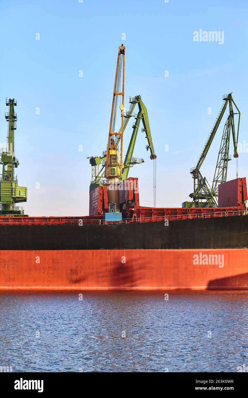Bulk carrier vessel unloading hi-res stock photography and images - Alamy