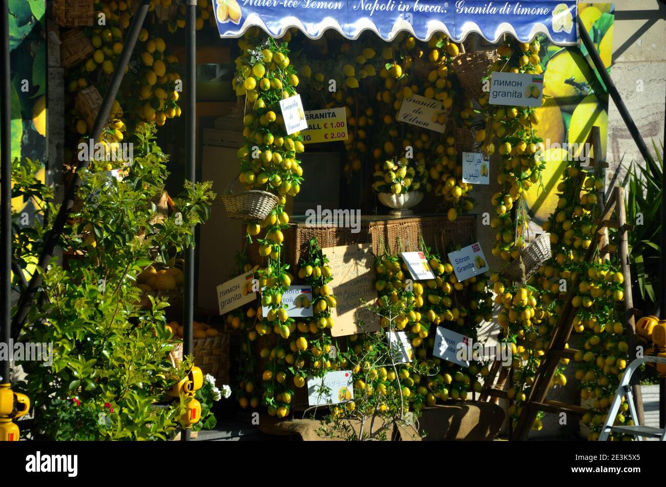 lots of fresh lemons on a stall in Naples Stock Photo - Alamy