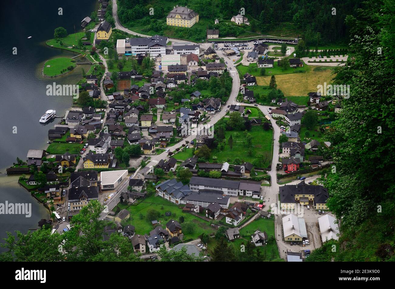 Houses in landscape hi-res stock photography and images - Alamy