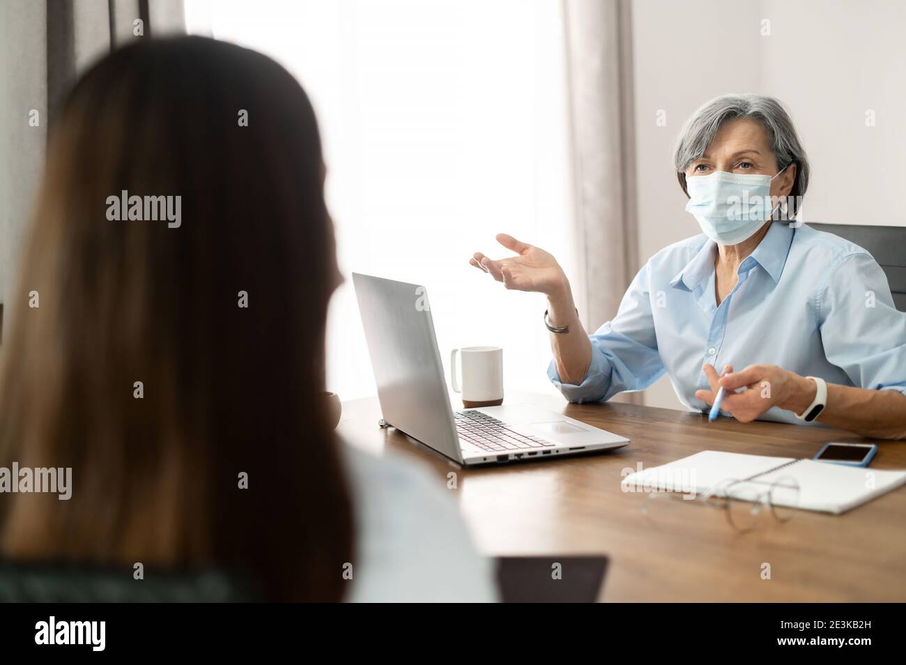 Student interviewing elderly hi-res stock photography and images - Alamy