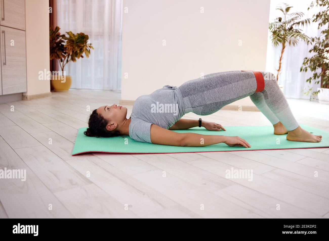 Glute bridge hi-res stock photography and images - Alamy