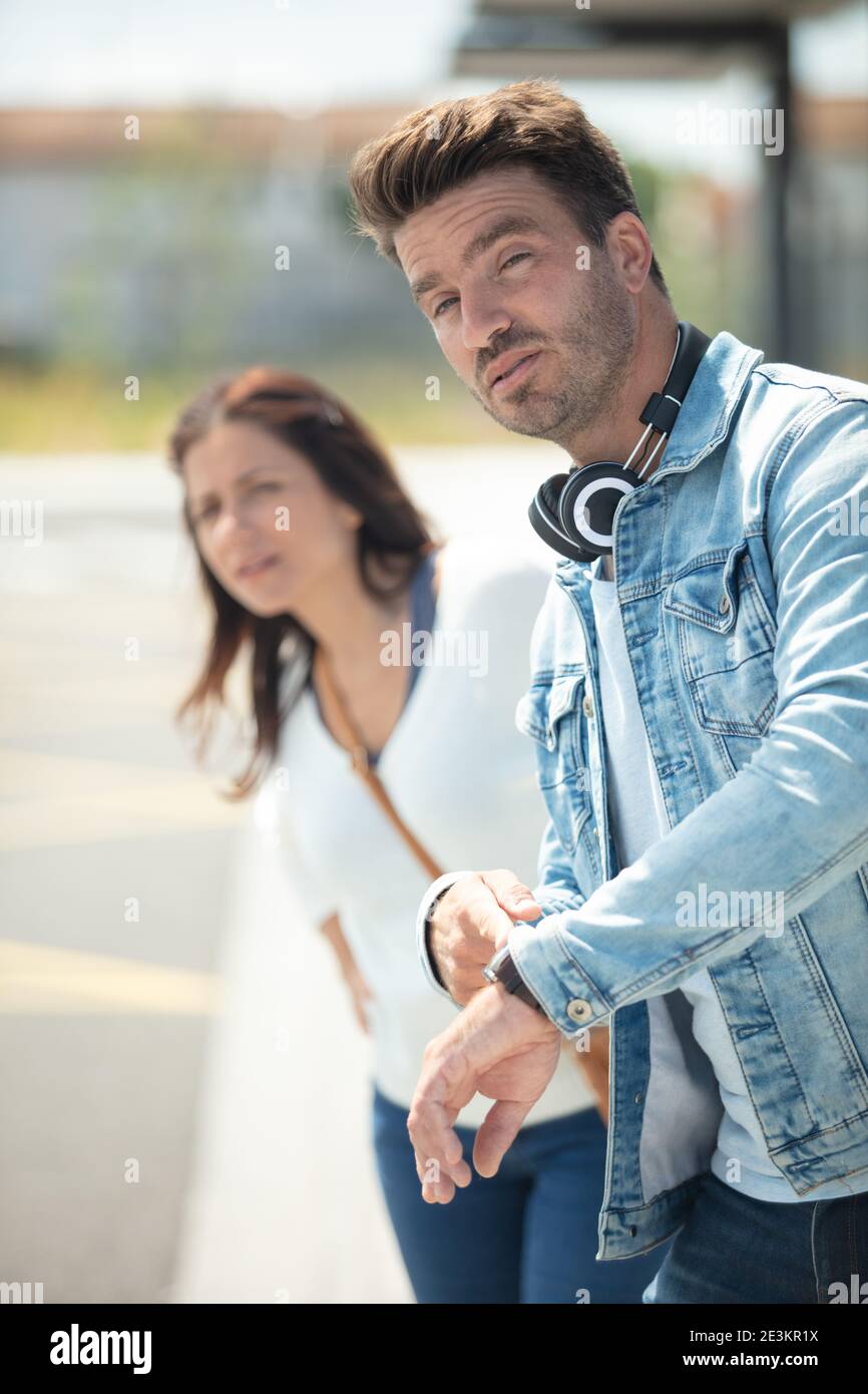 people waiting at bus stop Stock Photo - Alamy