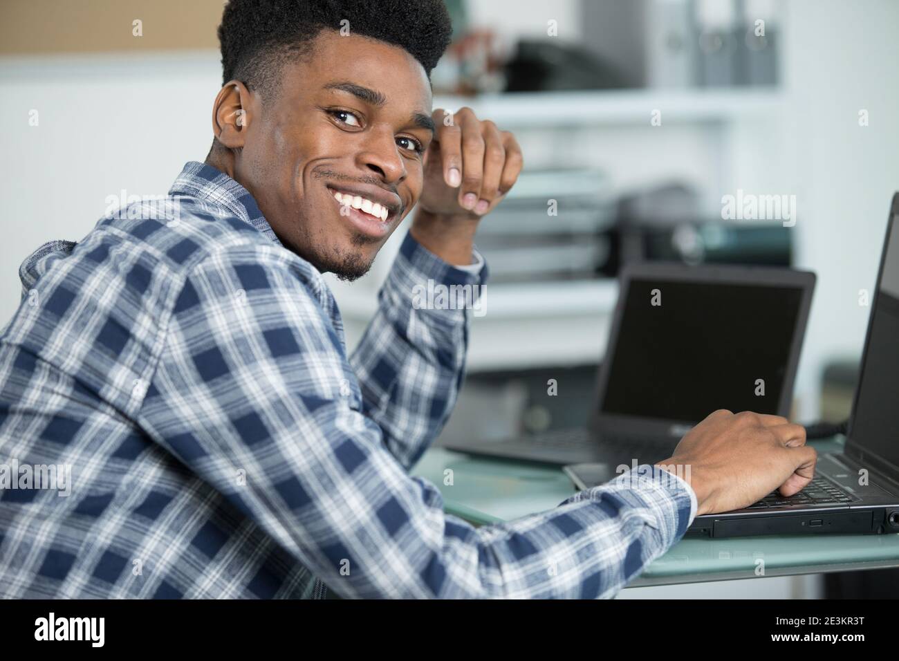 Multi computer screens hi-res stock photography and images - Alamy