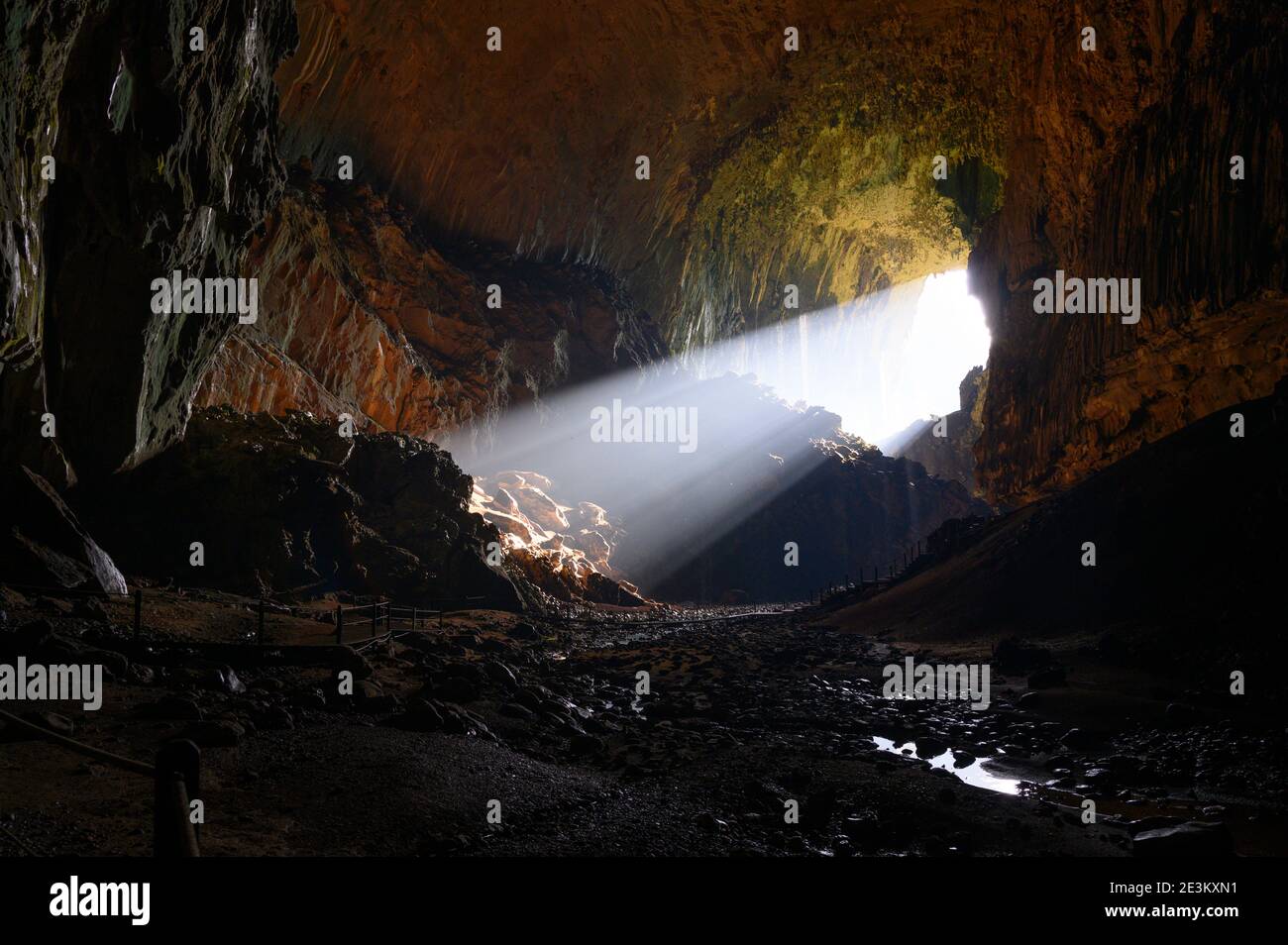 Sunlight entering cave hi-res stock photography and images - Alamy